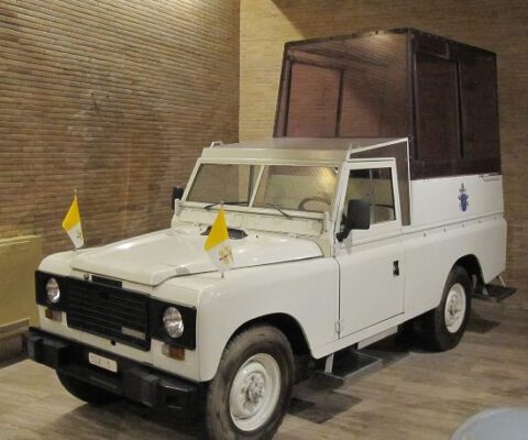 De pausmobiel: geschiedenis van de auto van de paus